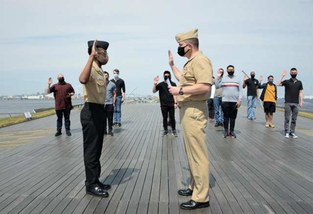 驻日美军重新入伍在「横滨实物大钢弹」前宣示 网友 : 是联邦的入伍仪式 ！-HotACG